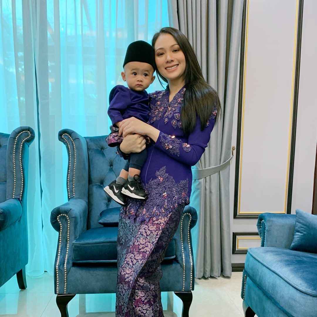 Gaya Raya Selebriti Yang Bergelar DATIN, Baju Raya Mana Paling Onz - Nona